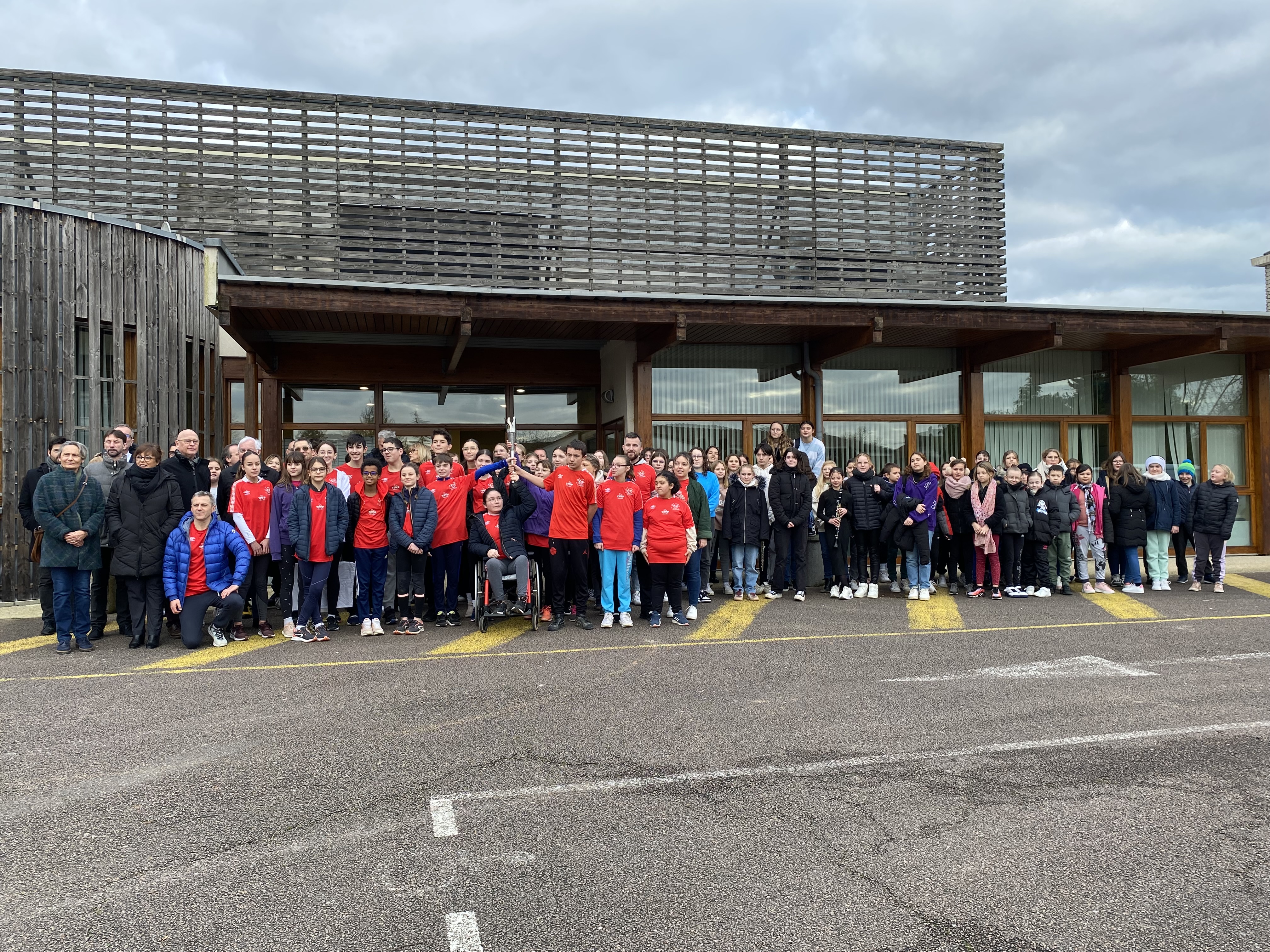 Une cérémonie pour marquer le passage de la Flamme académique ...